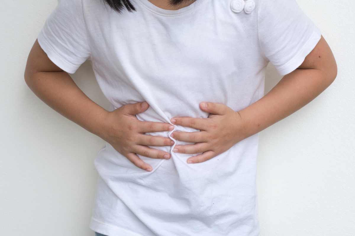 Mal de ventre chez l’enfant : comprendre les causes et savoir quand ...